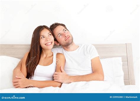 Pares Felizes Na Cama Foto De Stock Imagem De Bonito 23995280