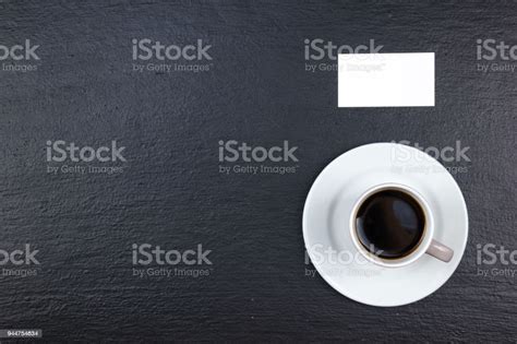 空白的名片 一杯咖啡在木桌上id 的範本頂部視圖黑板 照片檔及更多 一組物體 照片 一組物體 乾淨 互聯網 Istock