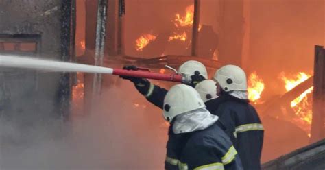 Гори фабрика за бои и лакови во тетовско Фалише ЦУК со препорака населението да не излегува од дома