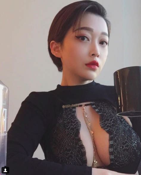 重口味！短髮「白嫩大奶」正妹不小心內衣穿出門！「超豐滿晃動圓乳」讓路人直不起腰！ Mgs美女番号网