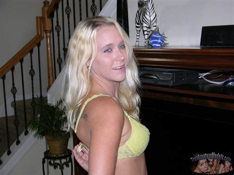 Blonde Babe Removes Shorts And Models Nude Porn Pictures Xxx Photos
