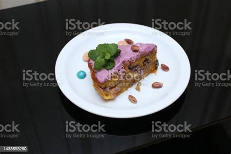 맛있는 식욕을 돋우는 음식 요리 고기 케이크 롤 파이를 레스토랑의 접시에 담아 Inning에 대한 스톡 사진 및 기타 이미지