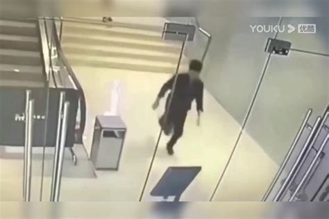 谁把玻璃擦这么干净这整的我脑瓜子嗡嗡响