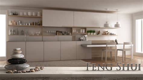 조약돌 균형 및 3d 문자 단어 풍수 나무 정보 테이블 및의 자 선 컨셉 인테리어 디자인 현대 부엌 흐리게 만들기 나무 빈티지