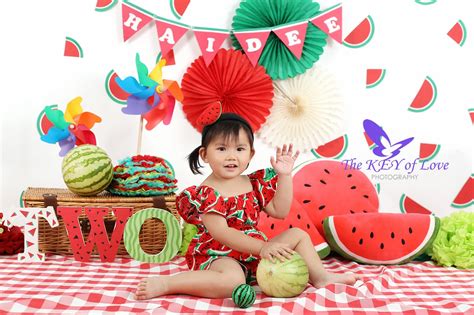 Haidee 由一歲影到兩歲🥰 依家佢識做好多動作喇～ 少女味出哂黎！🎉🤩 佢食西瓜食到肚仔脹脹🙆‍♀️ 仲要頂下個肚仔～好正！ 食檸檬無難度🍋🍋🍋 左手一塊右手一塊 其實塊檸檬係咪唔酸既呢