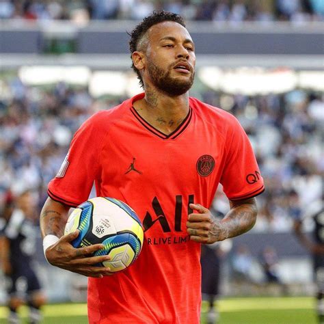 Neymar Erra Pênalti Mas Psg Goleia E Segue Folgado Na Ponta Do Francês
