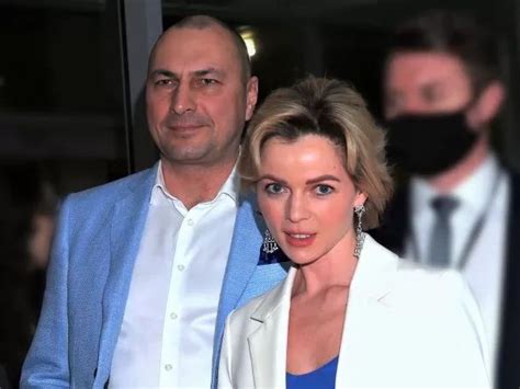 «Вау Молодая мама Елена Николаева блеснула фигуркой в трендовом платье в 2024 г Молодые мамы