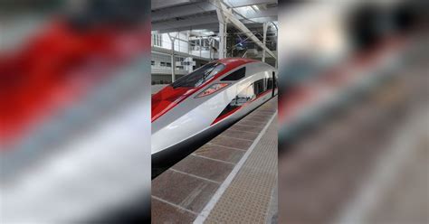 Diresmikan Jokowi Kereta Cepat Jakarta Bandung Whoosh Mulai Beroperasi