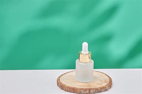 튜브 유리 병 로션 노화 방지 모이스처 라이저 얼굴 에센셜 오일 또는 밝은 그림자 성질의 녹색 배경에 세럼의 화장품 유기농 내츄럴 및 뷰티 스킨케어 컨셉 0명에 대한 스톡