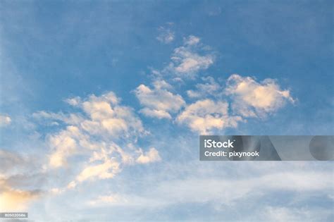 Langit Biru Yang Indah Dengan Latar Belakang Awan Awan Langit Langit