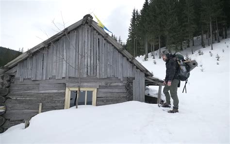 冰天雪地的森林中发现栋荒废小屋，果断进去居住，没想还挺暖和奢华！ 别利切夫在极地 别利切夫在极地 哔哩哔哩视频