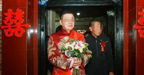 迎親時親戚堵門逼新郎拿五千紅包，女方父母當場發飆：滾