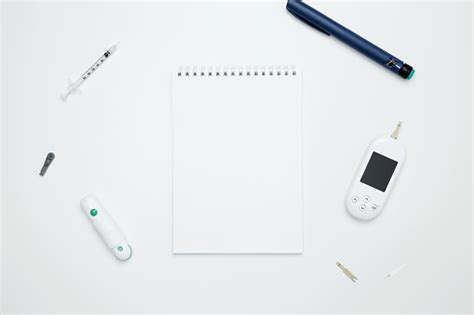 혈당계가 있는 당뇨병 개념 인슐린이 있는 주사기 펜 혈액 검사 스트립 전 세계 당뇨병 인식의 개념 평면도 복사 공간 개념에 대한