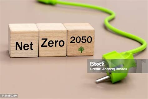 케이블이있는 녹색 플러그와 Net Zero 2050 환경 개념 현대 에너지 생성 Co2 제거 탄소 발자국 제로 오염 감소라는