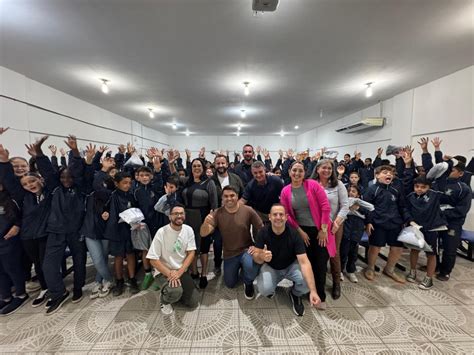 Iniciada A Entrega Dos Uniformes De Inverno Aos Alunos Da Rede