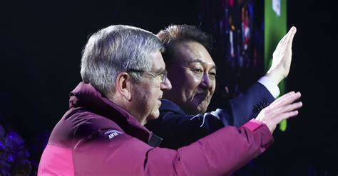 손 흔드는 윤석열 대통령과 토마스 바흐 Ioc 위원장