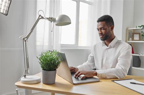 남자 사무실 휴대용 퍼스널 컴퓨터 작업 사본 프리랜서 온라인 컴퓨터 공간 교육 미국 사람 아프리카 학생 20 24세에 대한 스톡 사진 및 기타 이미지 Istock