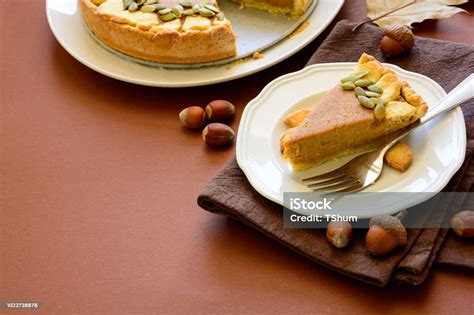 갈색 종이 바탕에 계 피와 수 제 호박 파이 추수 감사절 이나 할로윈 휴가 개념 공간 복사 0명에 대한 스톡 사진 및 기타 이미지 Istock