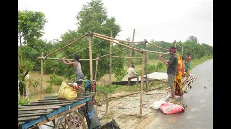 Flood Displaced People Set Up Temporary Shelters In Gkp Hindustan Times