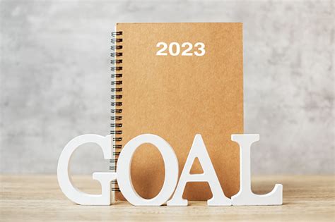 2024년 새해 복 많이 받으세요 노트북과 나무 번호로 목표 카운트다운 결의안 계획 행동 및 미션 컨셉 0명에 대한 스톡 사진