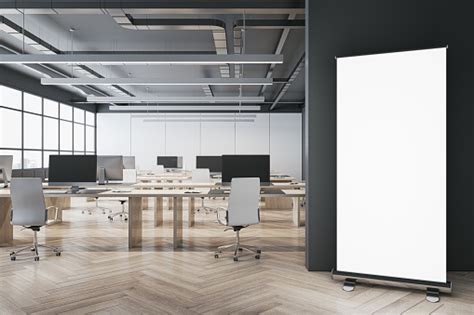 나무 바닥 창문 및 도시 전망 벽 가구 및 장비에 빈 모형 배너가 있는 현대적인 콘크리트 공동 작업 사무실 인테리어 3d 렌더링