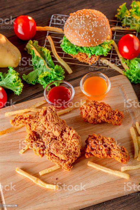 나무 배경에 치킨과 치킨 너겟과 매운 드럼 스틱을 해고 발사 바삭바삭한 치킨 세트 나무 테이블 배경에 성분장식에 바삭한 프라이드