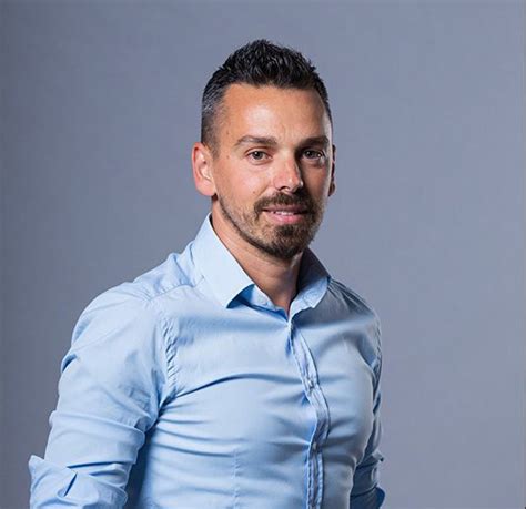 We As Web Peste 200 De Noi Profesioniști în Centrele Din România