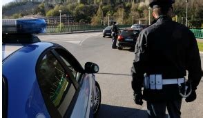 Urta un anziana in bici e si dà alla fuga