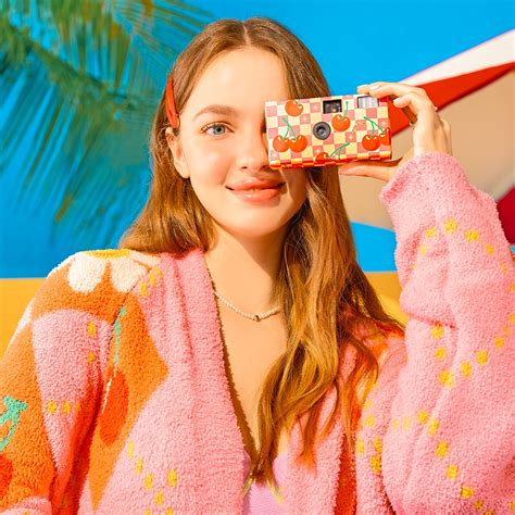 위글위글 공식 인스타그램 여행을 더 알차게 만들어 줄 필수템 기회는 총 27번 여행 속 즐거운 순간들을 쏙쏙 담아💛 여행이 끝난 뒤 필름 속 사진을 기다리는 설렘까지