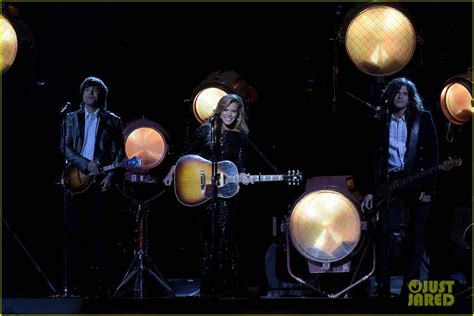 The Band Perry Performs Their Newest Single Gentle On My Mind At Cma