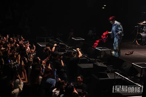 婁峻碩五堅情首單拖來港開騷興奮爆粗 遇fans狂掟胸圍被叫試戴感嘆「很大」 星島日報