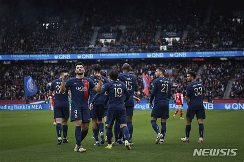 Psg 에펠탑 형상화 원정 유니폼 공개이강인 모델로 나서