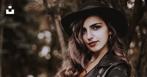 Mujer Con Chaqueta De Cuero Negro Y Sombrero Negro Foto Imagen De