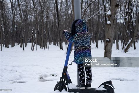 겨울 방학에 눈 덮인 날에 숲에서 스쿠터를 타고 놀고 즐기는 어린 아이 6 7 살에 대한 스톡 사진 및 기타 이미지 6 7 살 겨울 겨울 스포츠 Istock