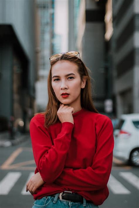 빨간 스웨터를 입은 여자의 사진 · 무료 스톡 사진