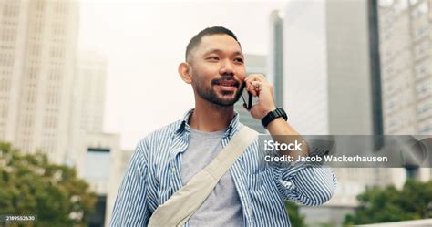 남자 전화 통화 및 도쿄에서의 여행 의사 소통 및 숙박 예약을위한 도시에서의 미소 사람 행복하고 기술적인 일본 마을에서 연락