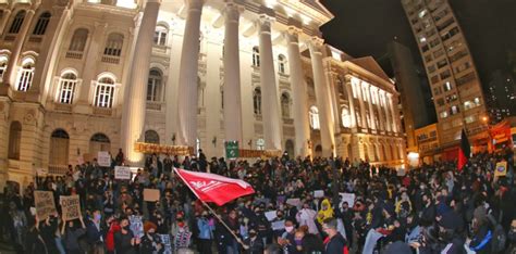 Protesto contra racismo reúne manifestantes em Curitiba