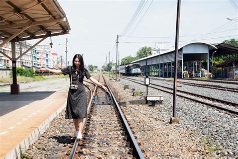 젊은 아시아 여자 미소여행자 소녀 산책 과 기차 에 철도 플랫폼 25 29세에 대한 스톡 사진 및 기타 이미지 25 29세 Brand Name Smart Phone