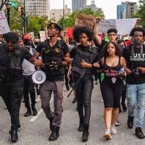 Novos Panteras Negras marcham armados em Atlanta, na Geórgia, EUA ...