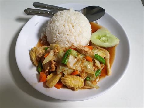 ผัดผักรวมมิตรไก่ พริกเผาทะเลไข่ดาว ร้านส้มตำเจ๊เบียบ