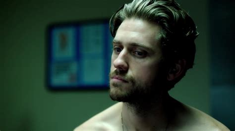 Auscaps Aaron Tveit Shirtless In Graceland 3 02 Chester Cheeto
