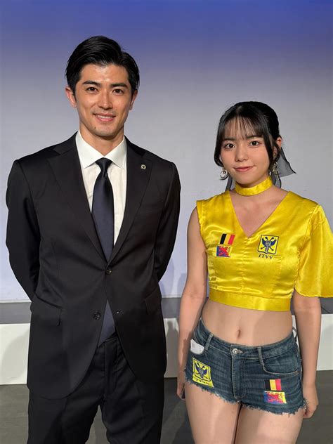 松島 かのん 週刊プレイボーイ📸撮影風景 デジタル写真集の中にこのトレーナー×水着あるよ💚 遠目からなので鮮明ではないけど雰囲気好きなのでÜp💗 ②枚目はサーフィンに乗ってるところ