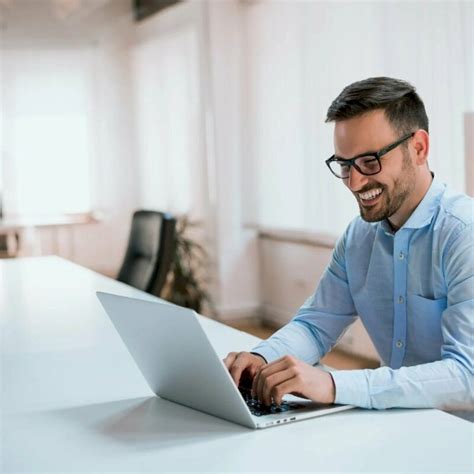 101 Hình ảnh Người Ngồi Làm Việc Với Máy Tính đẹp Chất Lượng Cao Tải Miễn Phí