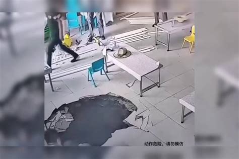 男子正在坐着，地面突然塌陷，还好他会“腰马合一”，竟然没一点事