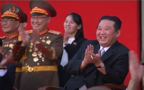 김정은 31일간 자취 감췄다···차력쇼 손뼉 친 이후 무소식 왜 네이트 뉴스
