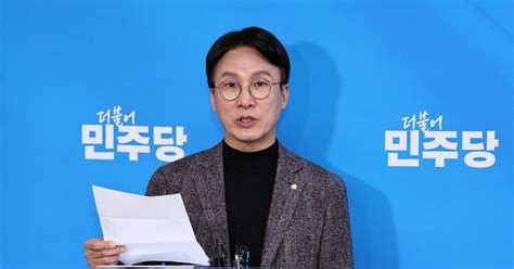 브리핑하는 김민석 총선 상황실장