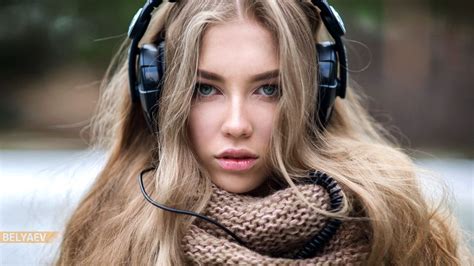 Обои на рабочий стол Девушка Алена в наушниках фотограф Dmitry Belyaev