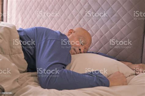 졸린 노인 흑인 하품 아프리카 계 미국인 사람들이 집에서 이른 아침에 침실에서 침대에 누워 자고 라이프 스타일 건강한 생활방식에 대한 스톡 사진 및 기타 이미지 Istock