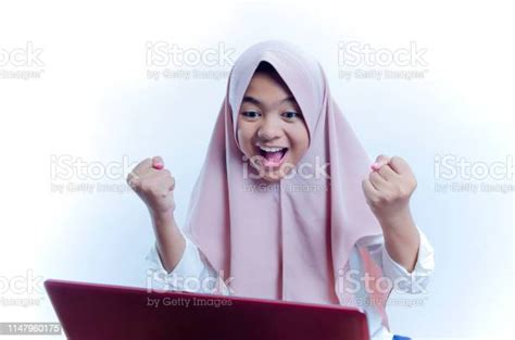 행복 한 젊은 여자의 초상화를 축 하와 노트북 앞에 밖으로 소리와 함께 성공을 기념 노트북에 대한 스톡 사진 및 기타 이미지