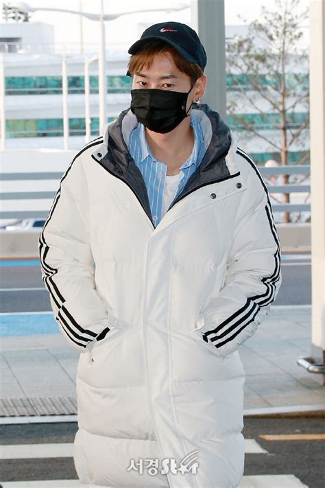 슈퍼주니어 은혁 날카로운 눈빛 공항패션 서울경제